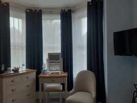Quarto casal, suíte (Ground Floor) | Wi-Fi de cortesia, roupa de cama