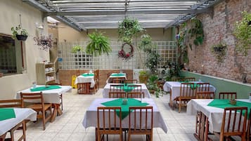 Café da manhã com buffet grátis todos os dias