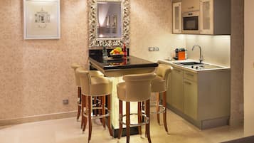 Um frigorífico, um micro-ondas, uma placa de cozinha