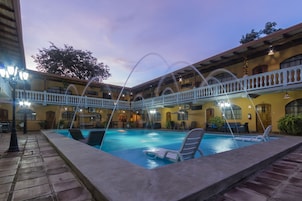 Piscina externa, espreguiçadeiras