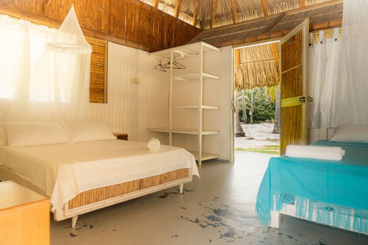 Quarto com cama, guarda-roupa e estante.