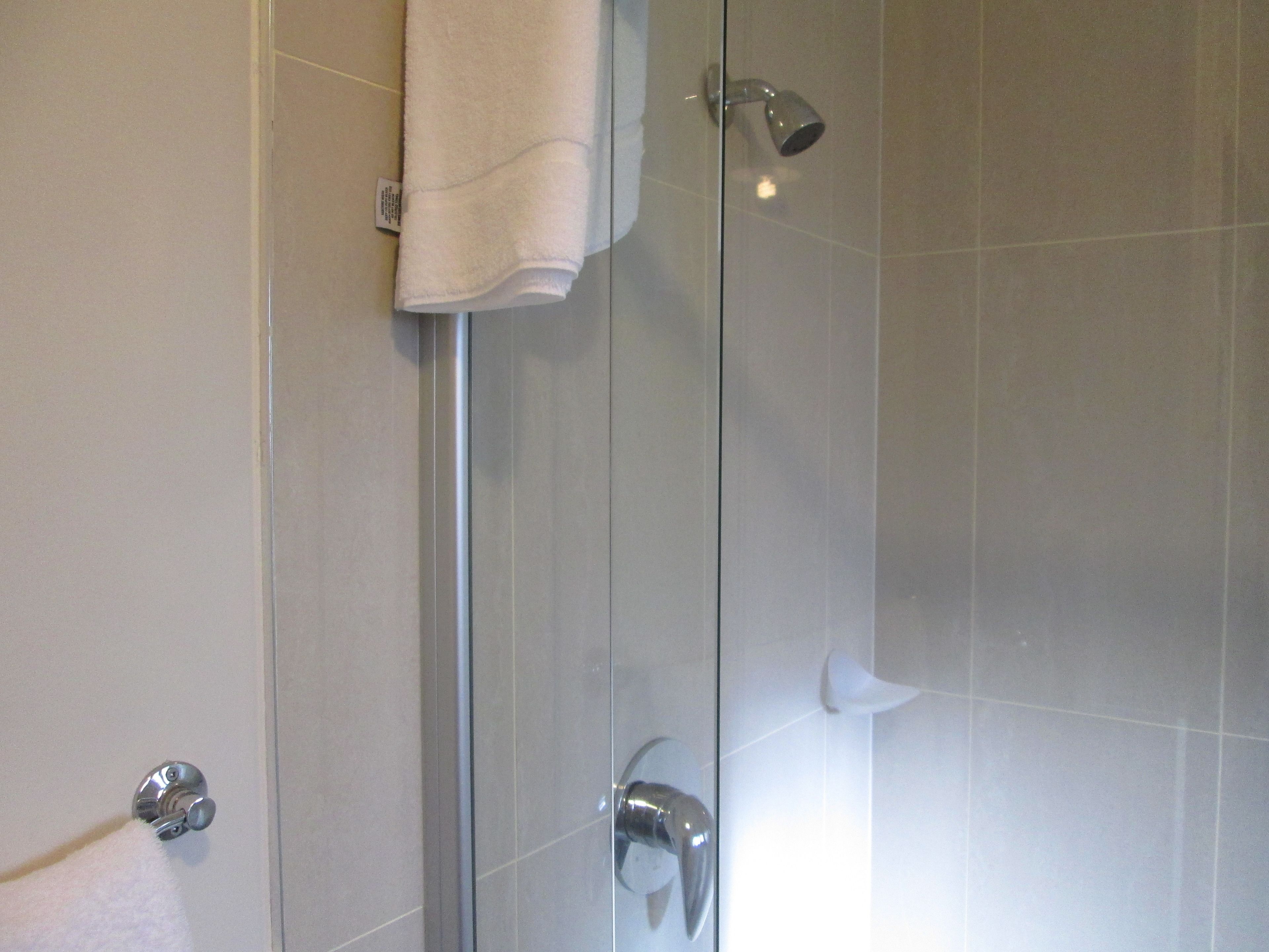Suíte, 1 quarto | Banheiro | Chuveiro, produtos de toalete grátis, secador de cabelo 