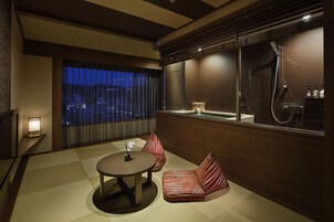 Roupas de cama premium, cofres nos quartos, cortinas blackout