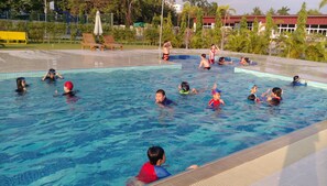 Piscina externa, funciona das 7h às 8h30, guarda-sóis, espreguiçadeiras