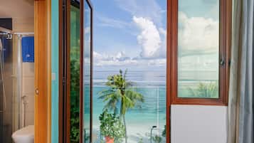 Quarto Deluxe, vista para o mar | Cofre com capacidade para portátil, ferro/tábua de engomar, Wi-fi
