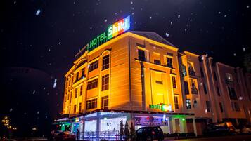 Fachada do alojamento (tarde/noite)