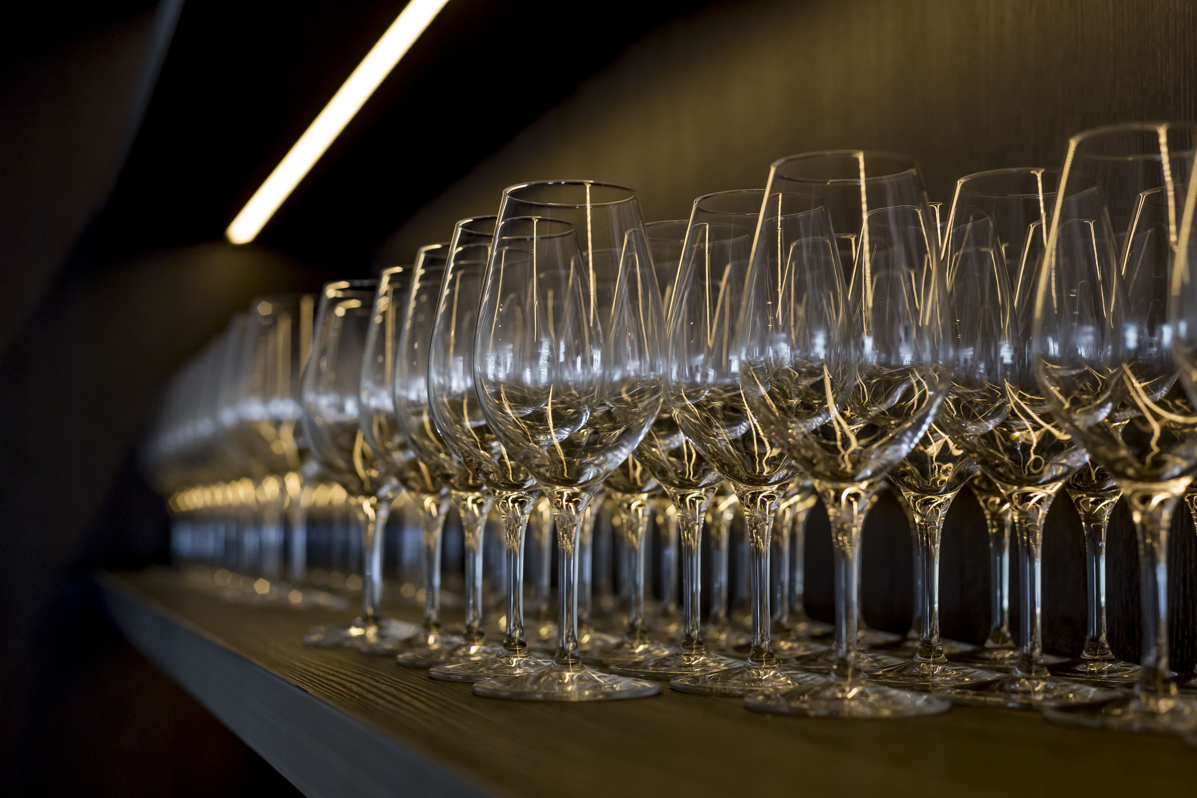 Vários copos de vinho vazios sobre uma superfície de madeira.
