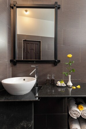 Banheira e chuveiro separados, produtos de toalete de grife