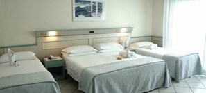 Quarto Quádruplo, varanda | Minibar, cofre no quarto, quartos insonorizados 