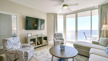 Apartamento em Condomínio Fechado, 3 quartos, vista para o mar | Sala de estar | Televisor