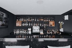 2 bares/lounges, bar molhado, bar ao lado da piscina