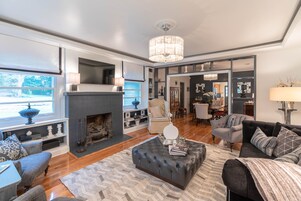 Casa de Campo | Sala de estar | Televisor de ecrã plano de 50 polegadas com canais por cabo, televisor 