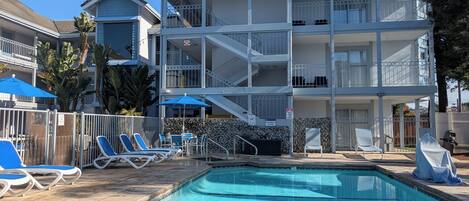 Piscina externa, espreguiçadeiras