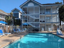 Piscina exterior, espreguiçadeiras 