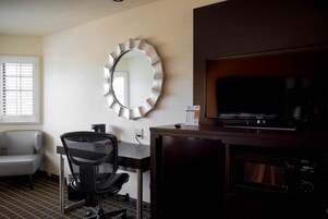 Quarto standard, 1 cama King, geladeira e micro-ondas | Escrivaninha, cortinas blackout, ferros/tábuas de passar roupa