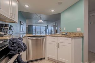 Apartamento Standard, 2 quartos, vista para o oceano | Cozinha privada | Uma cafeteira/bule, um frigorífico, um micro-ondas, um forno 