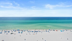 Uma praia com águas turquesa cristalinas e uma faixa de areia.