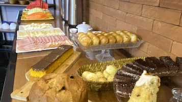 Café da manhã com buffet grátis todos os dias