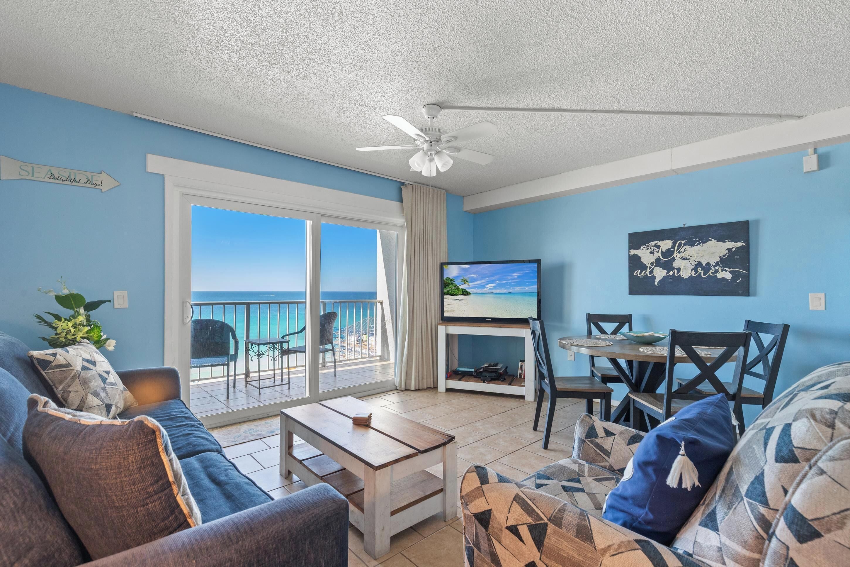 Apartamento em Condomínio Fechado, 1 quarto, vista para a praia, junto ao mar | Sala de estar | Televisor de ecrã plano de 52 polegadas com canais digitais, televisor 