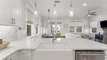 Casa, 4 quartos (Driftwood) | Cozinha privada | Geladeira, micro-ondas, fogão, cooktop