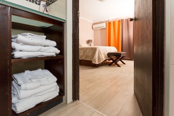 Apartamento premium, 2 quartos, vista para a cidade, no andar executivo | Banheiro | Chuveiro/banheira combinados, produtos de toalete grátis