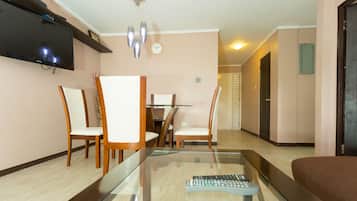 Apartamento Premium, 2 quartos, Vista para a cidade, no piso executivo | Sala de estar | Televisor de ecrã plano de 50 polegadas com canais por cabo, televisor