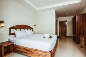 Quarto Duplo | Secretária, cortinas/cortinados opacos, camas desdobráveis 