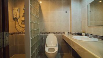 Quarto Duplo | Casa de banho | Um polibã, artigos de higiene pessoal grátis, um secador de cabelo