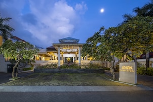 Fachada da propriedade à noite