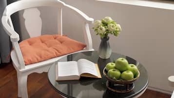 Quarto Twin Superior | Minibar, cofre no quarto, secretária