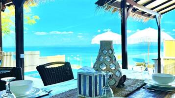 Vila superluxo, 2 quartos, piscina particular, vista para o mar | Área de estar | TV LED
