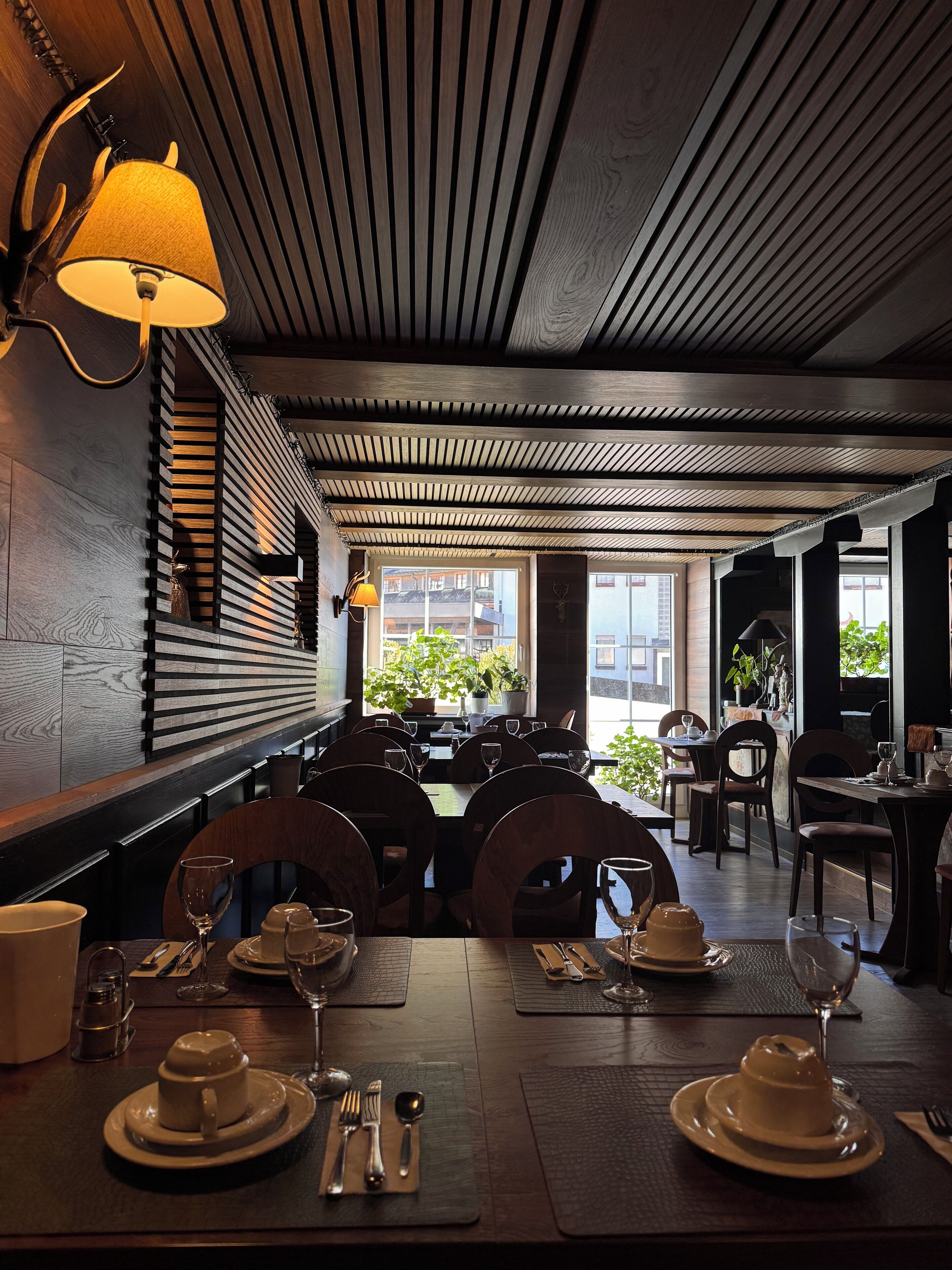 Almoços e jantares servidos, incluindo cozinha italiana 