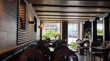 Almoços e jantares servidos, incluindo cozinha italiana