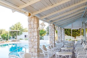 Bar junto à piscina