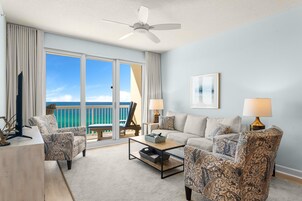 Apartamento em Condomínio Fechado, 2 quartos, vista para o oceano (1905) | Sala de estar | Televisor 