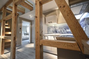 Superior Apartment with Sauna - 13 | Cozinha privada | Um frigorífico/congelador grande, um forno, uma placa de cozinha 