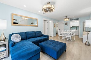 Apartamento em Condomínio Fechado | Sala de estar | TV de ecrã plano 
