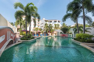 Piscina exterior, da(s) 9:00 à(s) 21:00, guarda-sóis, espreguiçadeiras 