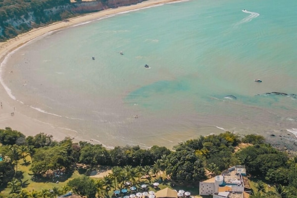 Perto da praia, espreguiçadeiras, guarda-sóis de praia