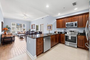 Apartamento em Condomínio Fechado, 2 quartos, vista para o resort | Cozinha privada | Um frigorífico/congelador grande, um micro-ondas, um forno 