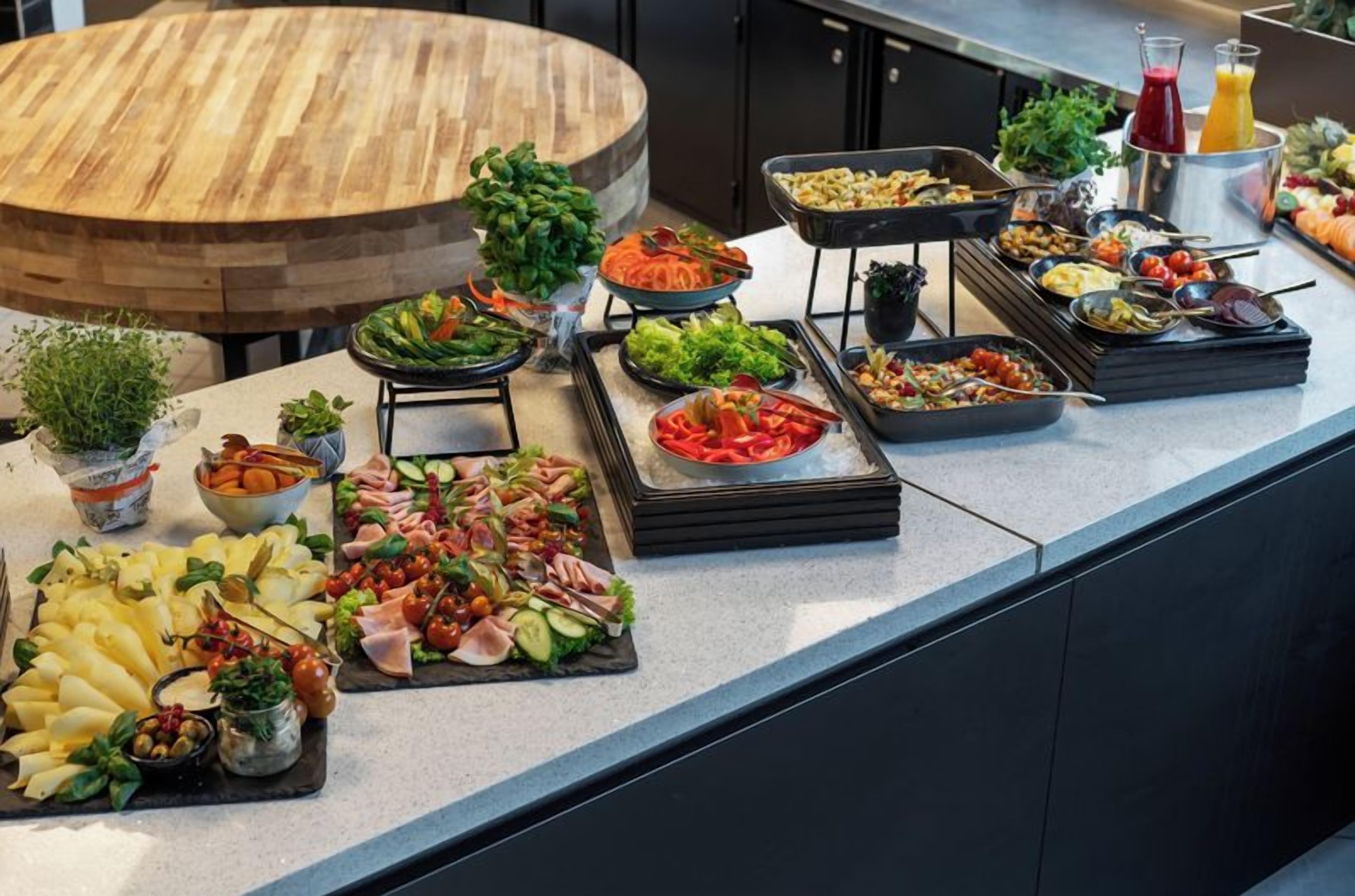 Buffet com diversas opções de comida e bebida.