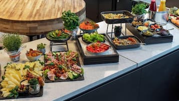 Buffet com diversas opções de comida e bebida.