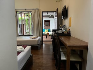 Quarto Twin Standard | Minibar, com decoração personalizada, com mobília individualizada 