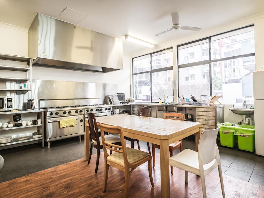 Um frigorífico/congelador grande, um micro-ondas, um forno