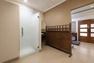 Quarto com cama, armário e esteira.