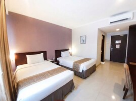 Quarto Duplo Superior | Minibar, cofre no quarto, secretária, cortinas/cortinados opacos 