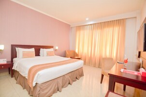 Quarto Duplo Deluxe | Minibar, cofre no quarto, secretária, cortinas/cortinados opacos