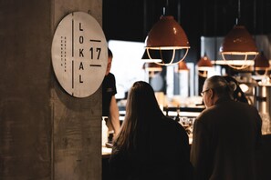 2 restaurantes: opção de almoço e jantar