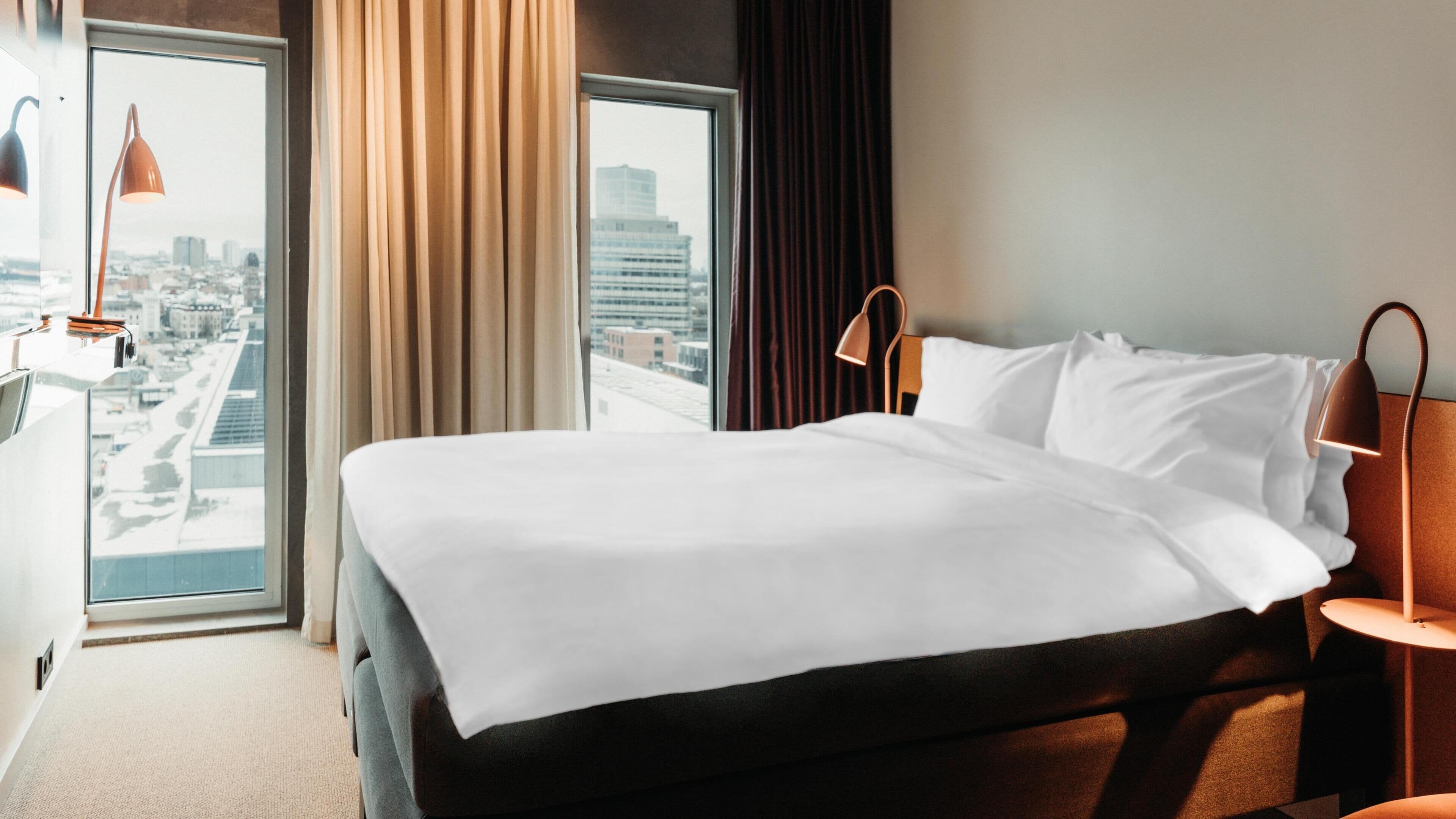 Quarto, 1 cama Queen, vista para a cidade | Roupas de cama premium, cofres nos quartos, cortinas blackout