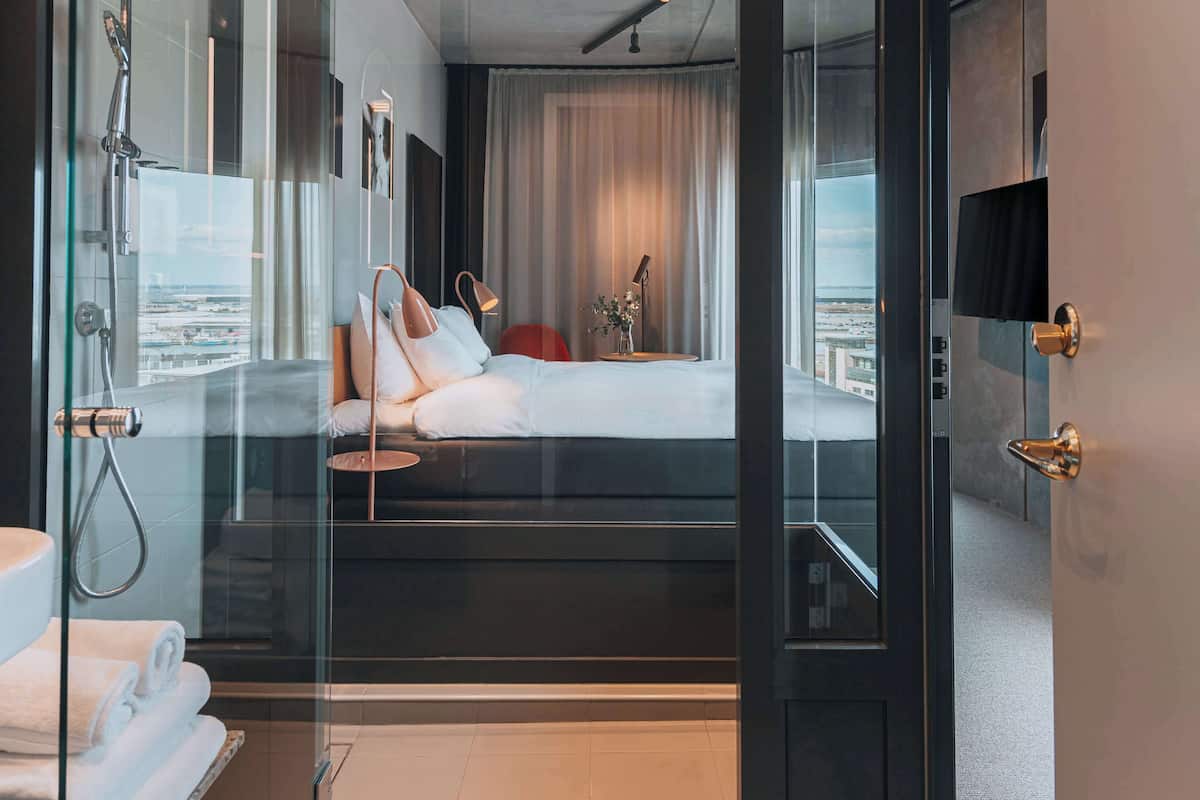 Quarto luxo, 1 cama King, vista para o oceano | Roupas de cama premium, cofres nos quartos, cortinas blackout